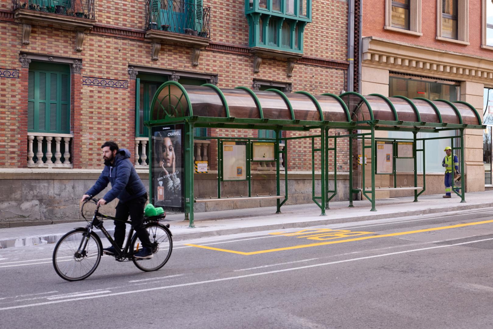 La nueva parada de villavesas invade el carril bici de Yanguas y Miranda