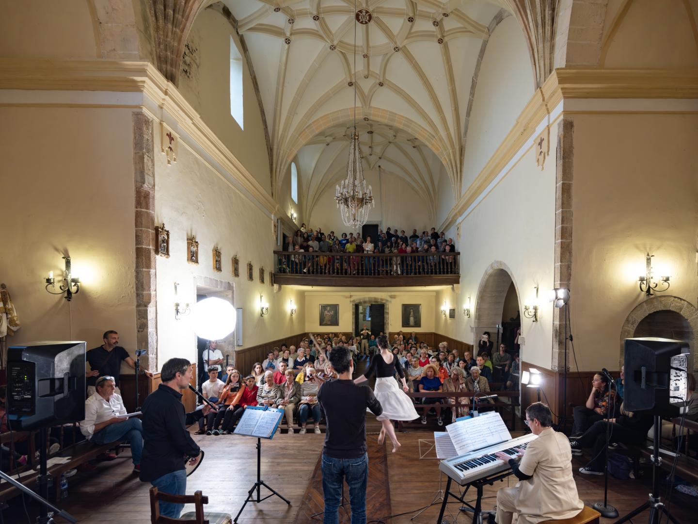 El concierto solidario de Berroeta congrega a 260 espectadores