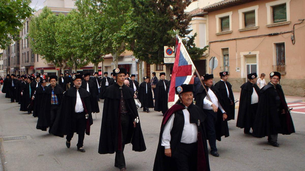 Tradiciones - Los ballesteros de la Santa Cruz desfilan por Cintruénigo