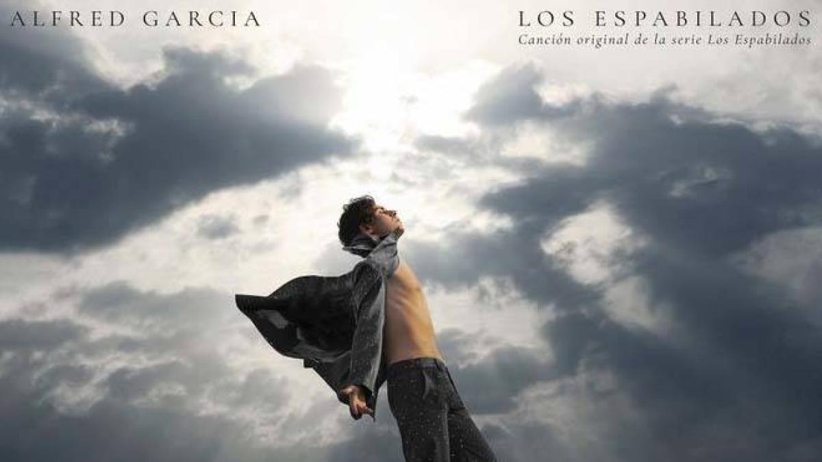 Alfred García regresa con 'Los espabilados', tema principal de la serie ...