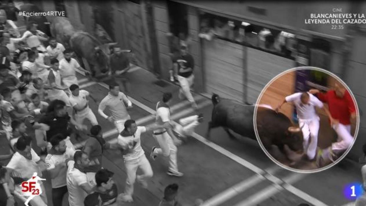 Danger in the fourth Running of the Bulls: a bull attacks two runners ...