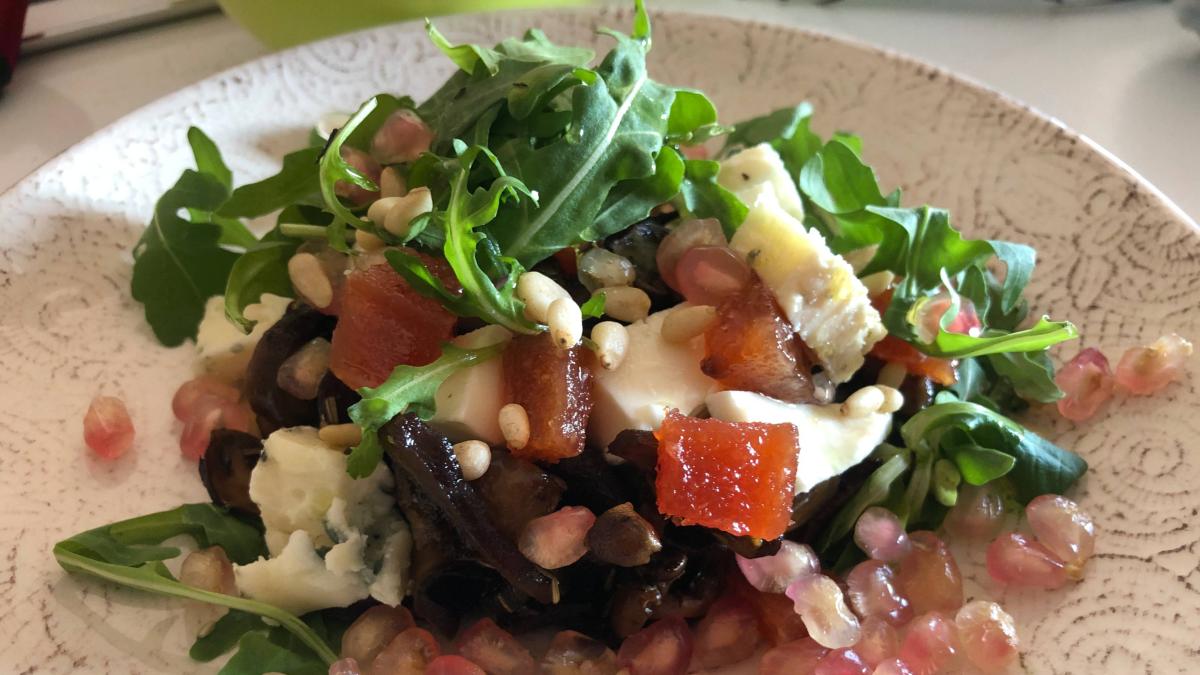 Ensalada de setas confitadas con quesos y membrillo