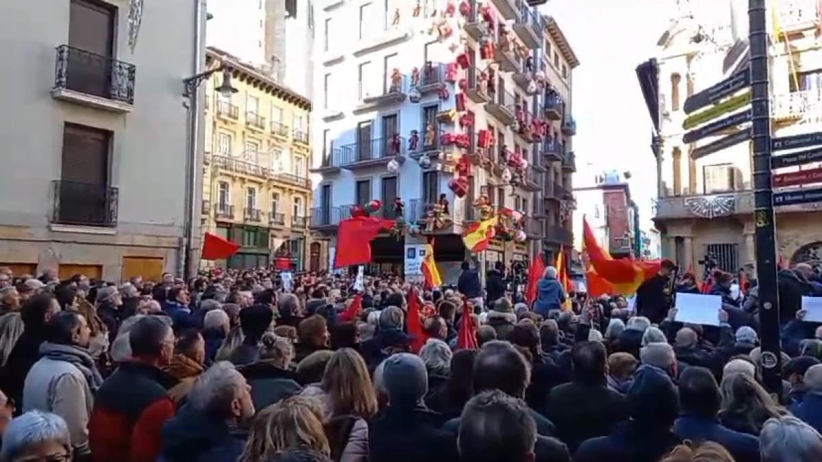 Vídeo: Cánticos de "Asiron, kampora" en la protesta contra la moción de ...
