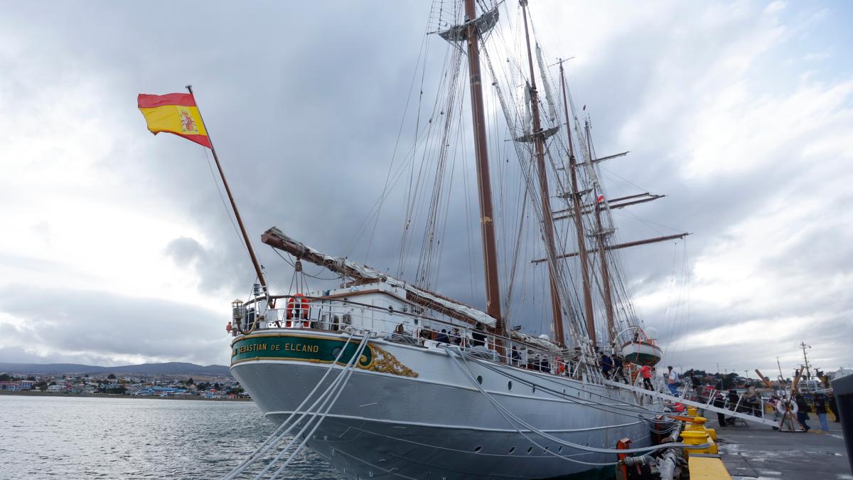 El buque escuela Elcano zarpa de Punta Arenas rumbo a su siguiente ...