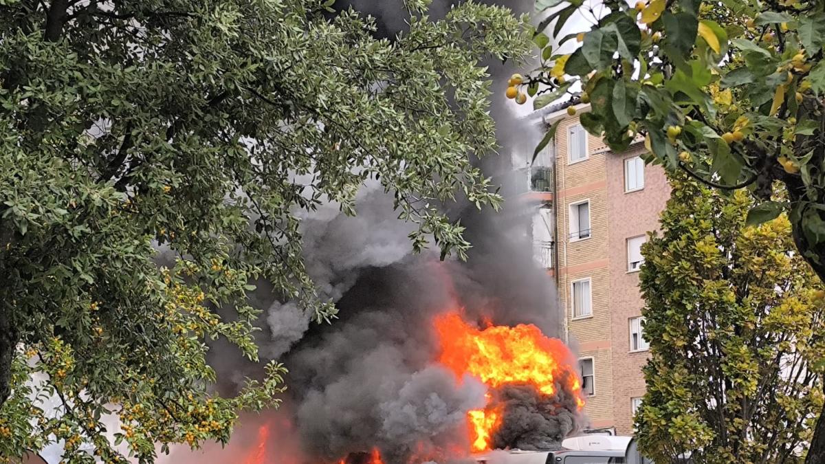 Espectacular incendio de una villavesa en una calle de Berriozar