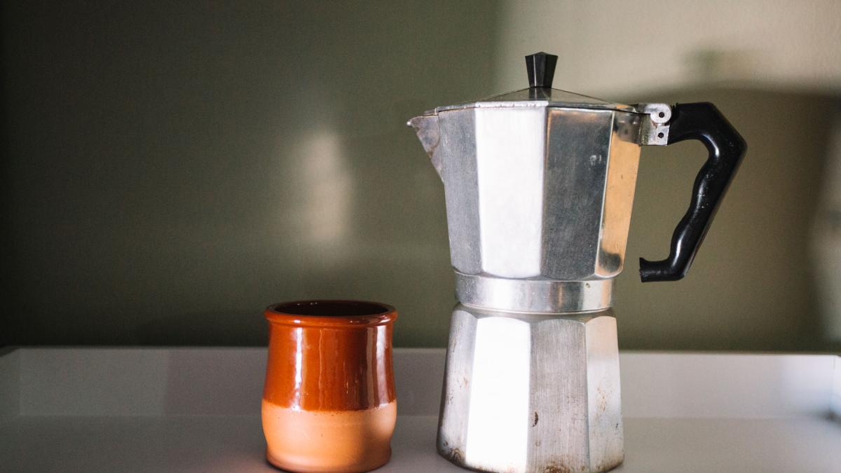 El producto ideal para limpiar la cafetera italiana: muy barato y mejor ...