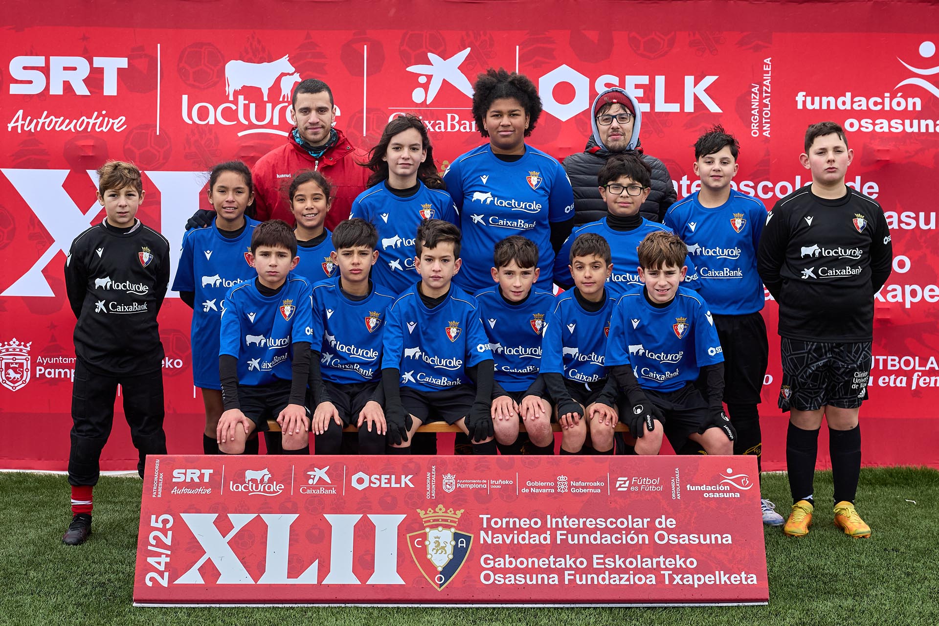 Fotos con todas las plantillas participantes en el XLII Torneo Interescolar